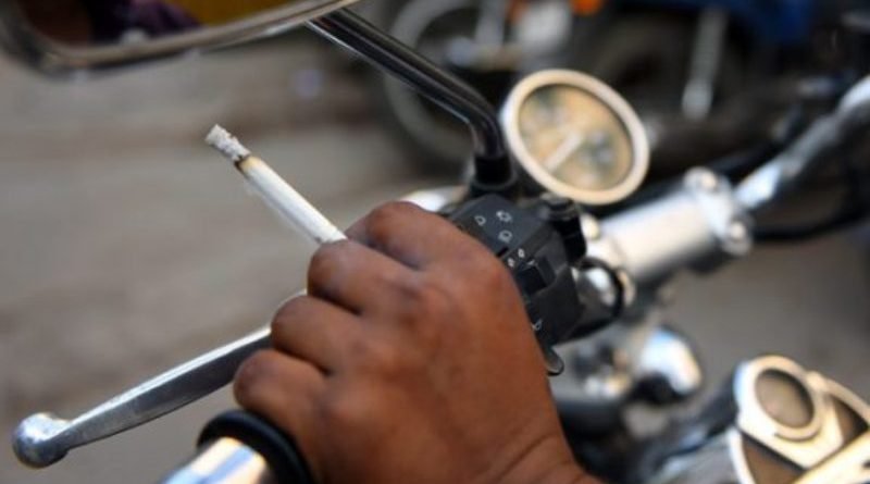 Merokok Sambil Naik Motor Didenda - SurabayaOnline.co