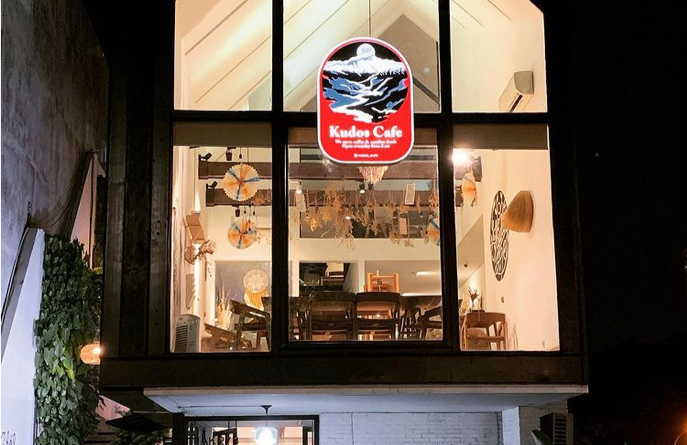 Kudos Caffee Surabaya: Caffee Dengan Konsep Minimalis nan Modern ...