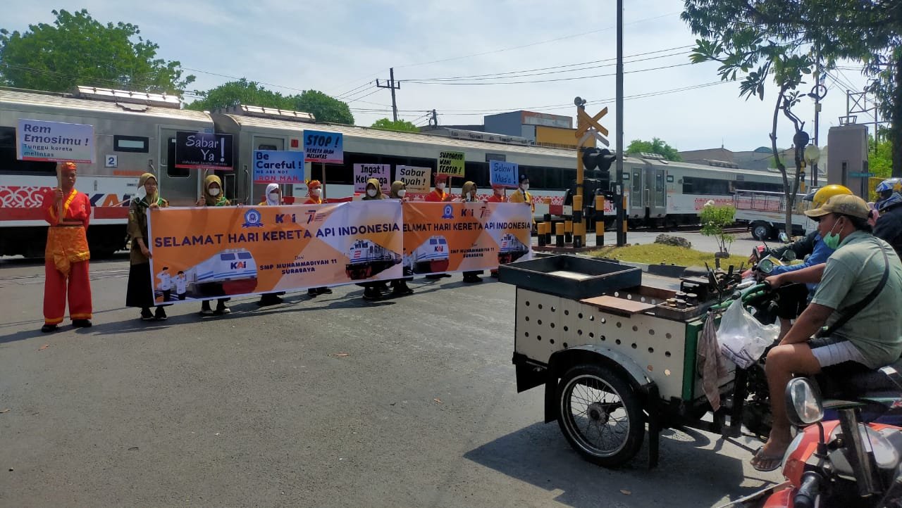 Peringati Hari Kereta Api Nasional, SMP Muven Gelar Kampanye Keselamatan di Perlintasan Sebidang ...