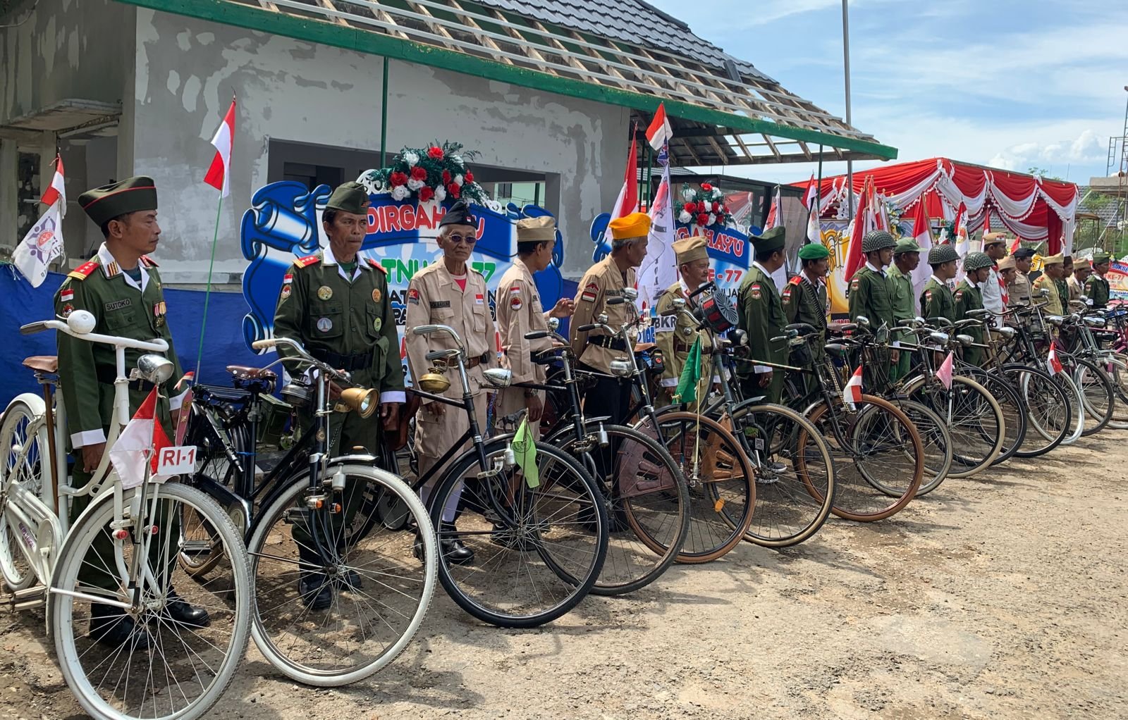 Komunitas Sepeda Tua Sumenep Ikut Meriahkan Dirgahayu TNI Ke-77 ...