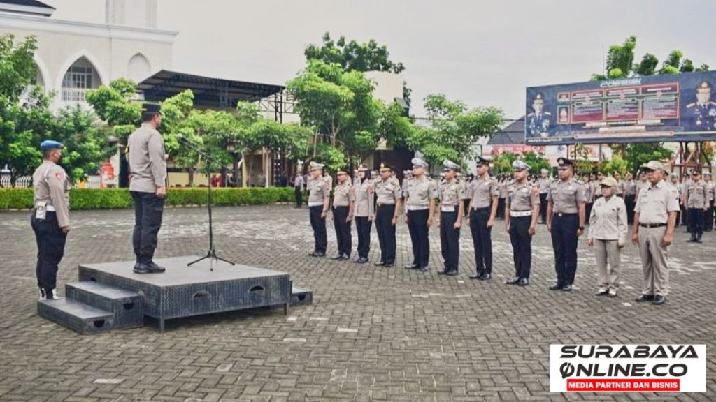 Kapolresta Sidoarjo Pimpin Upacara Kenaikan Pangkat 79 Anggota dan PNS Polri - SurabayaOnline.co