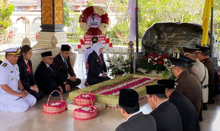 Peringati Hari Jadi ke-80 Jatim, Gubernur Khofifah Pimpin Ziarah di Makam Bung Karno Blitar ...
